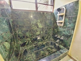 Quarto grand, 1 cama King | Banheiro | Chuveiro, produtos de toalete grátis, toalhas de banho