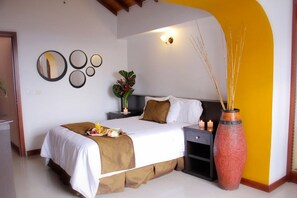 Roupas de cama premium, frigobar, escrivaninha, cortinas blackout