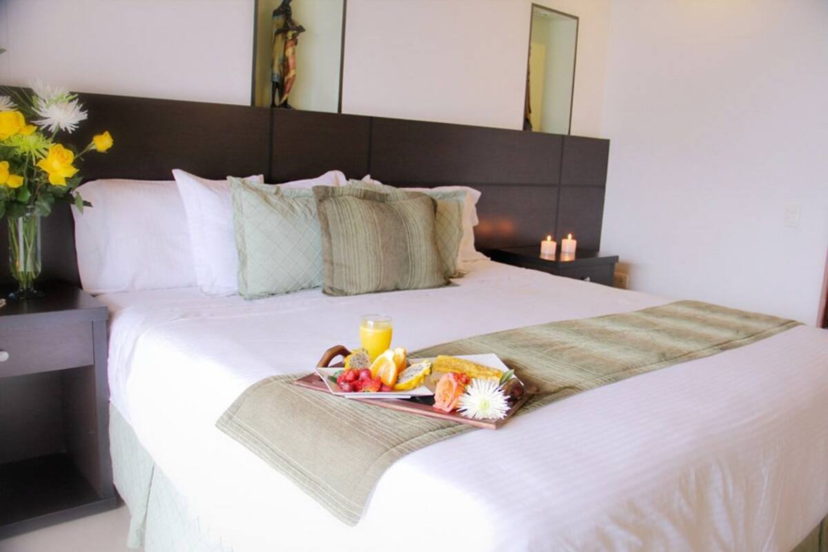 Suite, varanda | Roupa de alta qualidade, minibar, secretária