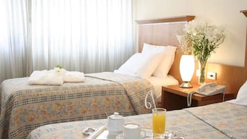 Habitación Doble Cama Matrimonial | Roupa de alta qualidade, cofre no quarto