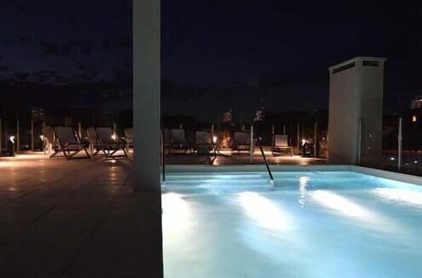 Piscina interior, piscina exterior sazonal 