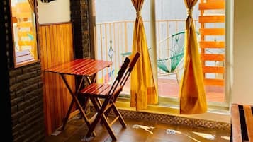 Quarto conforto | Ferros/tábuas de passar roupa, Wi-Fi de cortesia, roupa de cama