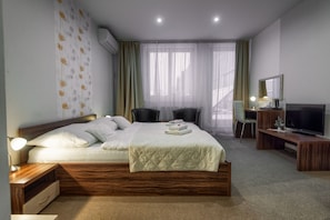 Cofre no quarto, secretária, ferro/tábua de engomar