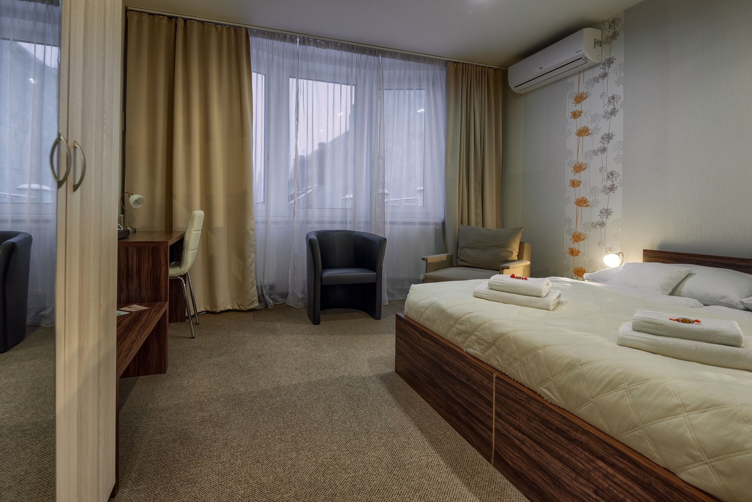 Quarto Duplo ou Twin | Cofre no quarto, secretária, ferro/tábua de engomar 