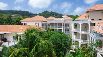 Um resort com vários edifícios, varandas e vegetação exuberante.