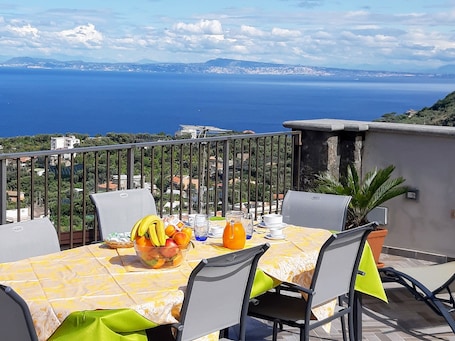 Penthouse de Luxo, 1 quarto, vista para o mar, no edifício anexo | Terraço/pátio interior. Agriturismo La Lobra