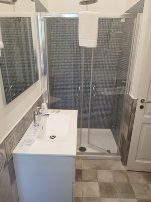 Quarto Quádruplo | Casa de banho | Um polibã, artigos de higiene pessoal grátis, um secador de cabelo 