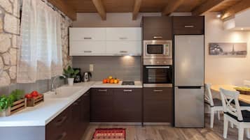 Dúplex de Luxo | Cozinha privada | Um frigorífico/congelador grande, um micro-ondas, um forno