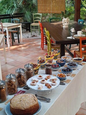 Café da manhã com buffet grátis todos os dias