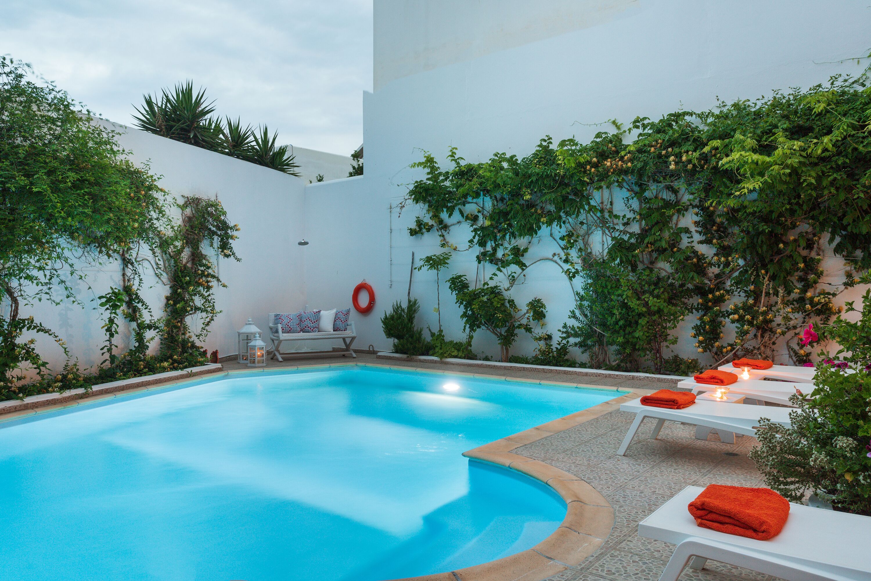 Piscina exterior, guarda-sóis, espreguiçadeiras 