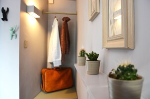 Quarto Clássico com Cama de Casal, casa de banho partilhada (25) | Roupa de alta qualidade, secretária, ferro/tábua de engomar 