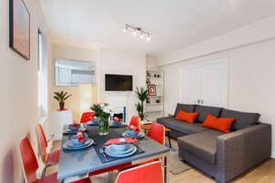 Apartamento, 2 quartos | Sala de estar | TV de ecrã plano 