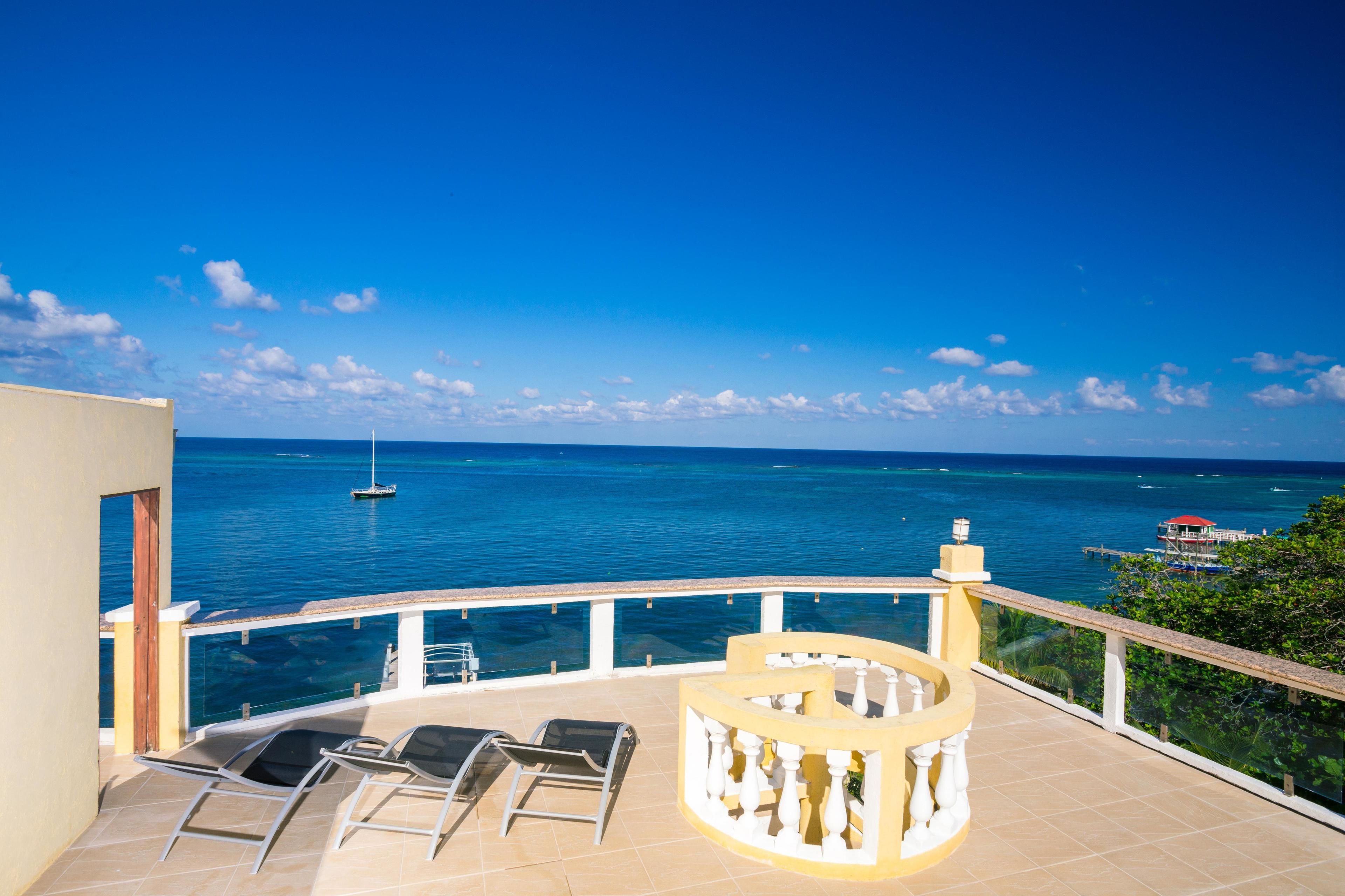 Apartamento em Condomínio Fechado, 3 quartos, terraço, vista para o oceano | Terraço/pátio interior