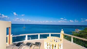 Apartamento em Condomínio Fechado, 3 quartos, terraço, vista para o oceano | Terraço/pátio interior