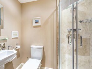 Produtos de toalete grátis, secador de cabelo, toalhas de banho 