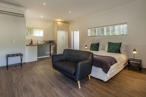 Casa de Campo Familiar | Cofre no quarto, com decoração personalizada