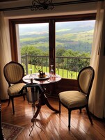 Quarto Individual, 1 cama king-size | Roupa de alta qualidade, cofre no quarto, ferro/tábua de engomar 