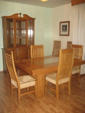 Suíte luxo, 3 quartos | Opções para refeição no quarto