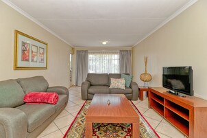 Quarto executivo (1 Bedroom) | Área de estar | TV de tela plana 32 polegadas com canais via satélite, TV