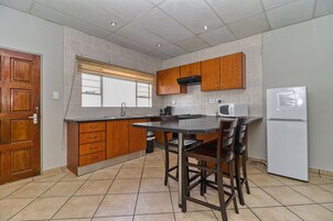 Apartamento família (1 Bedroom) | Cozinha privada | Geladeira grande, micro-ondas, fogão, cooktop