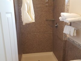 Quarto premium, 1 cama Queen | Chuveiro