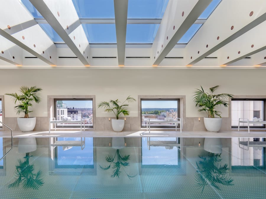 Piscina interior, espreguiçadeiras