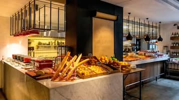 Pequeno-almoço tipo buffet diário (15 USD por pessoa)