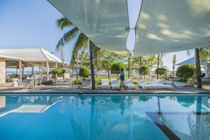 2 piscinas exteriores 