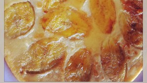 Um close-up de uma sobremesa com pedaços de fruta caramelizada.