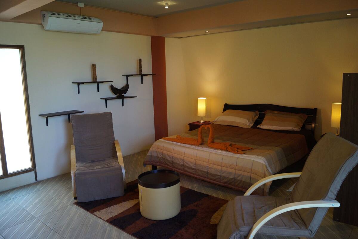 Minibar, secretária, ferro/tábua de engomar, Wi-fi grátis 