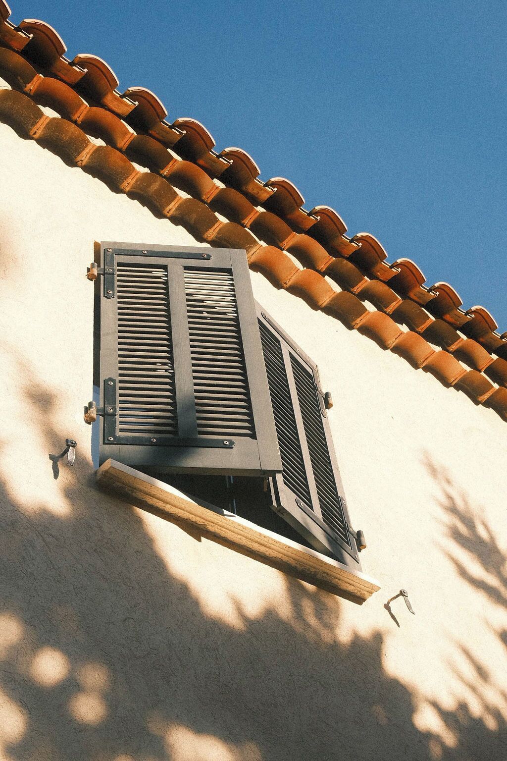 Um aparelho de ar condicionado fixado na parede externa de um edifício.