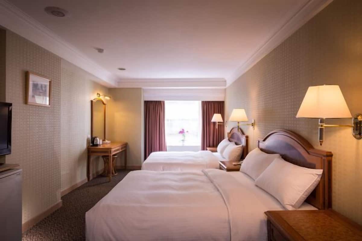 Escrivaninha, cortinas blackout, Wi-Fi de cortesia, roupa de cama