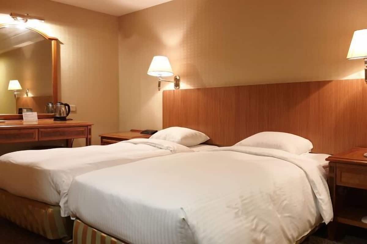 Escrivaninha, cortinas blackout, Wi-Fi de cortesia, roupa de cama