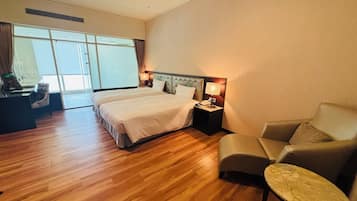 Quarto Duplo ou Twin | Cofre com capacidade para portátil, secretária