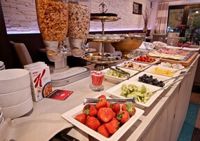 Café da manhã com buffet todos os dias (EUR 20 por pessoa) 