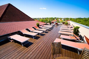 Terraço com espreguiçadeiras