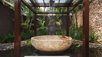 Um polibã e uma banheira separados, uma banheira de imersão total