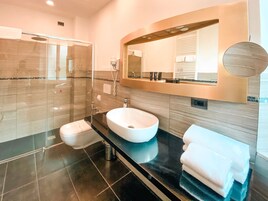 Quarto Clássico com Cama de Casal | Casa de banho | Um polibã, artigos de higiene pessoal grátis, chinelos, um bidé 