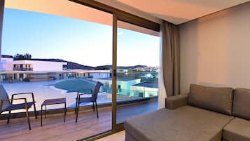 Two-Bedroom Apartment-Sea View | Sala de estar | Televisor LED