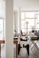 Urban Loft With Balcony | Lençóis italianos Frette, roupa de alta qualidade, minibar