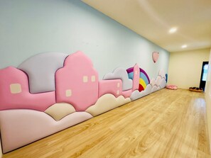 Quarto Quádruplo Familiar, 2 camas de casal, varanda | Roupa de alta qualidade, com decoração personalizada 
