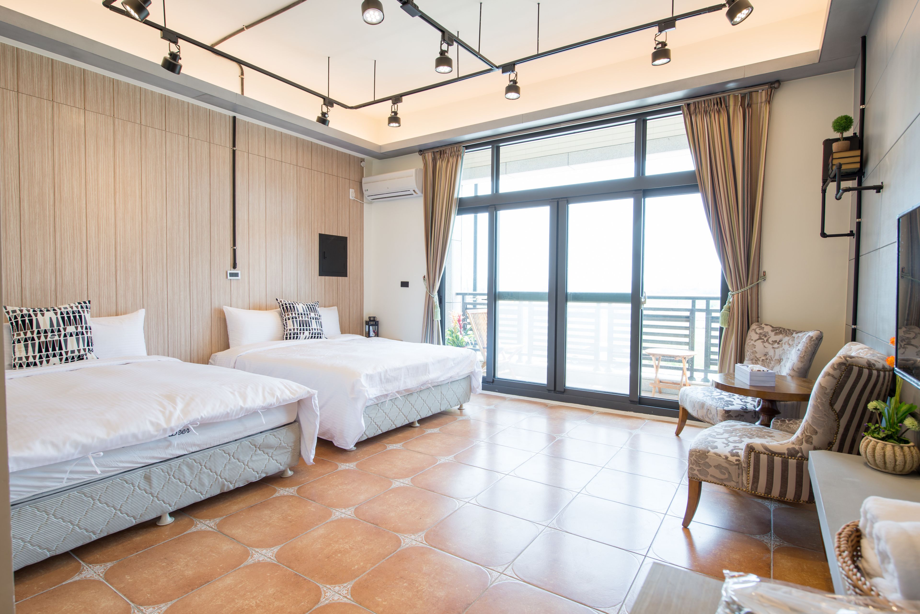 Quarto quádruplo standard, sacada | Roupas de cama premium, individualmente decorados, cortinas blackout