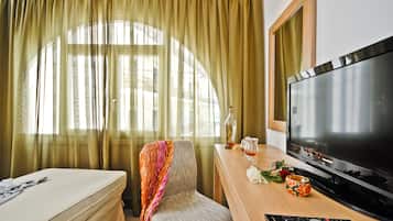 Quarto casal ou duplo (with sofa bed) | Cofres nos quartos, escrivaninha, quartos à prova de som