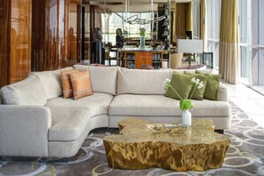 Roupas de cama premium, edredons de pluma, frigobar, cofres nos quartos