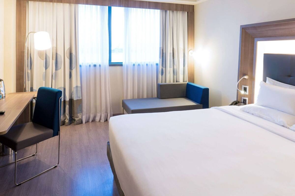 Minibar, cofre no quarto, secretária, Wi-fi grátis