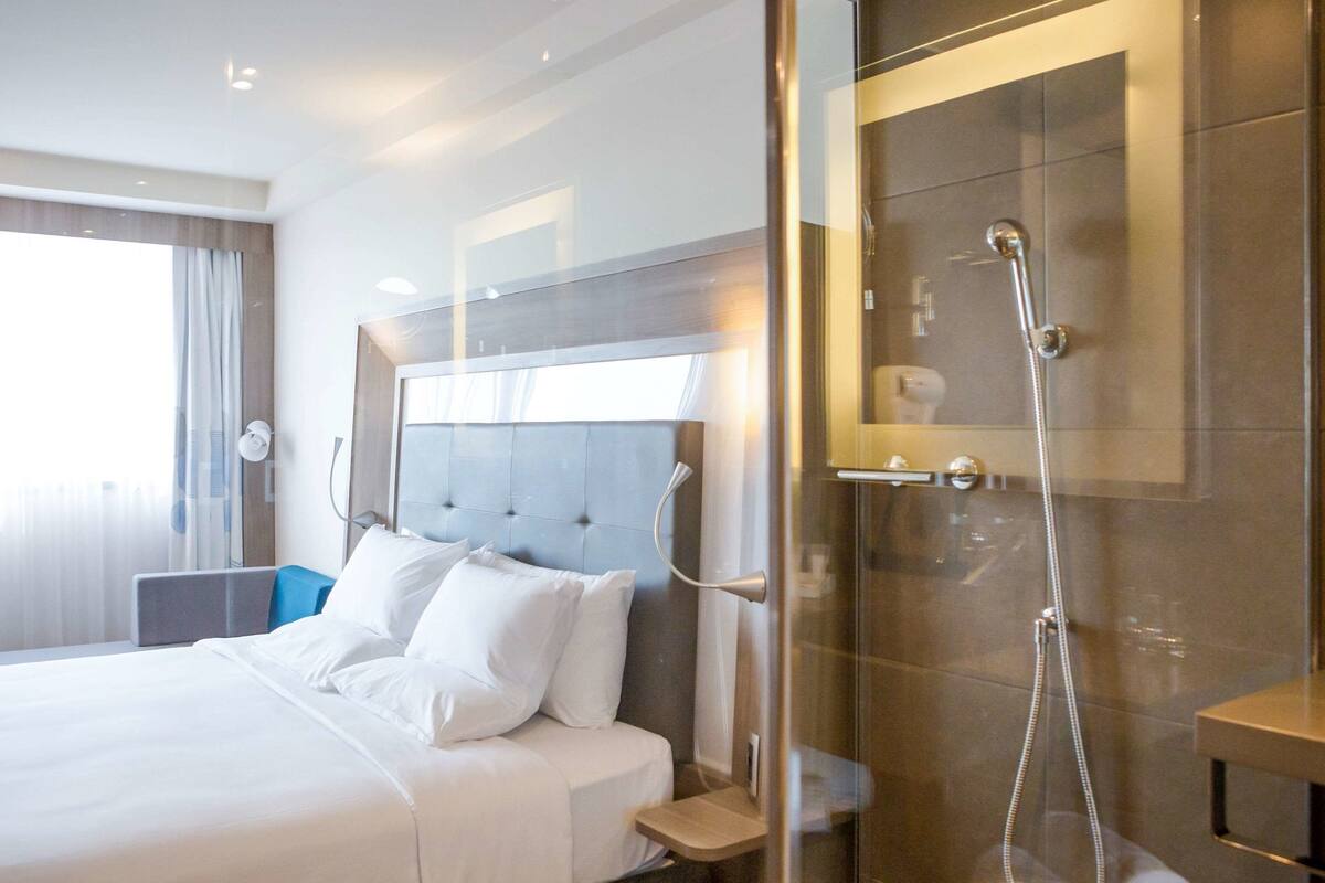 Minibar, cofre no quarto, secretária, Wi-fi grátis