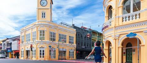 Rua com faixa de pedestres e edifícios de arquitetura clássica.