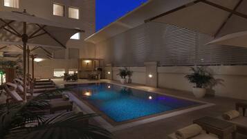 Piscina externa, barracas, espreguiçadeiras