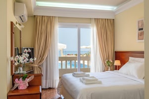 Superior Double Room with Pool and Partial Sea View | Cofre no quarto, cortinas/cortinados opacos, quartos insonorizados 
