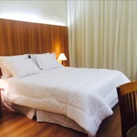 Roupa de alta qualidade, minibar, cofre com capacidade para portátil